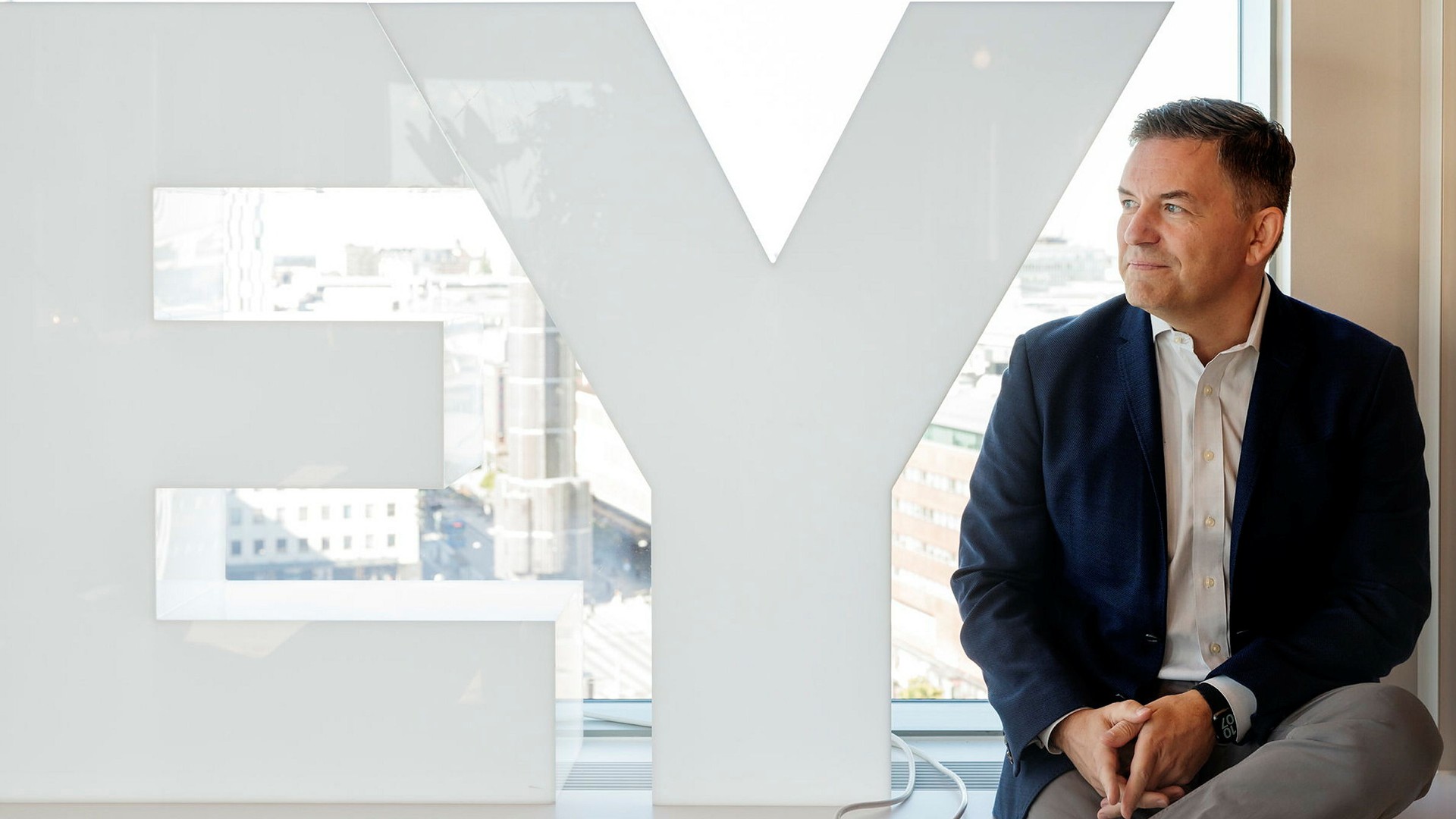 EY bekräftar delning – överväger börsen