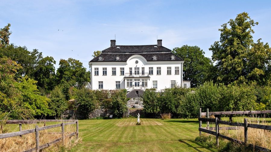 Slott på Ekerö till salu för 59 miljoner