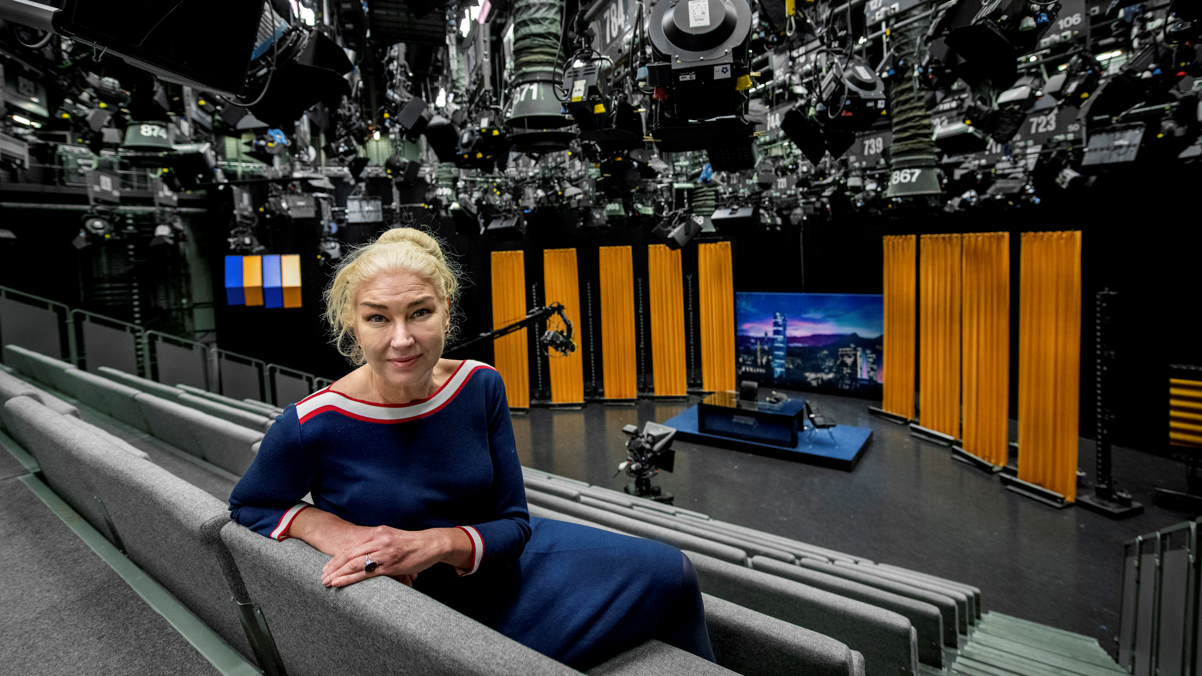 Hon ska få oss att klicka Play